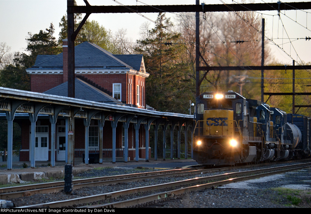 CSX C40-8 7496 leads Q300-25